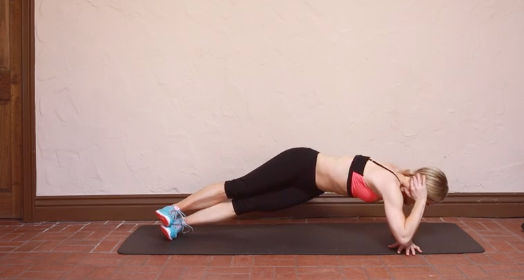 Video: This Twisting Side Plank Gives Your Core A Workout